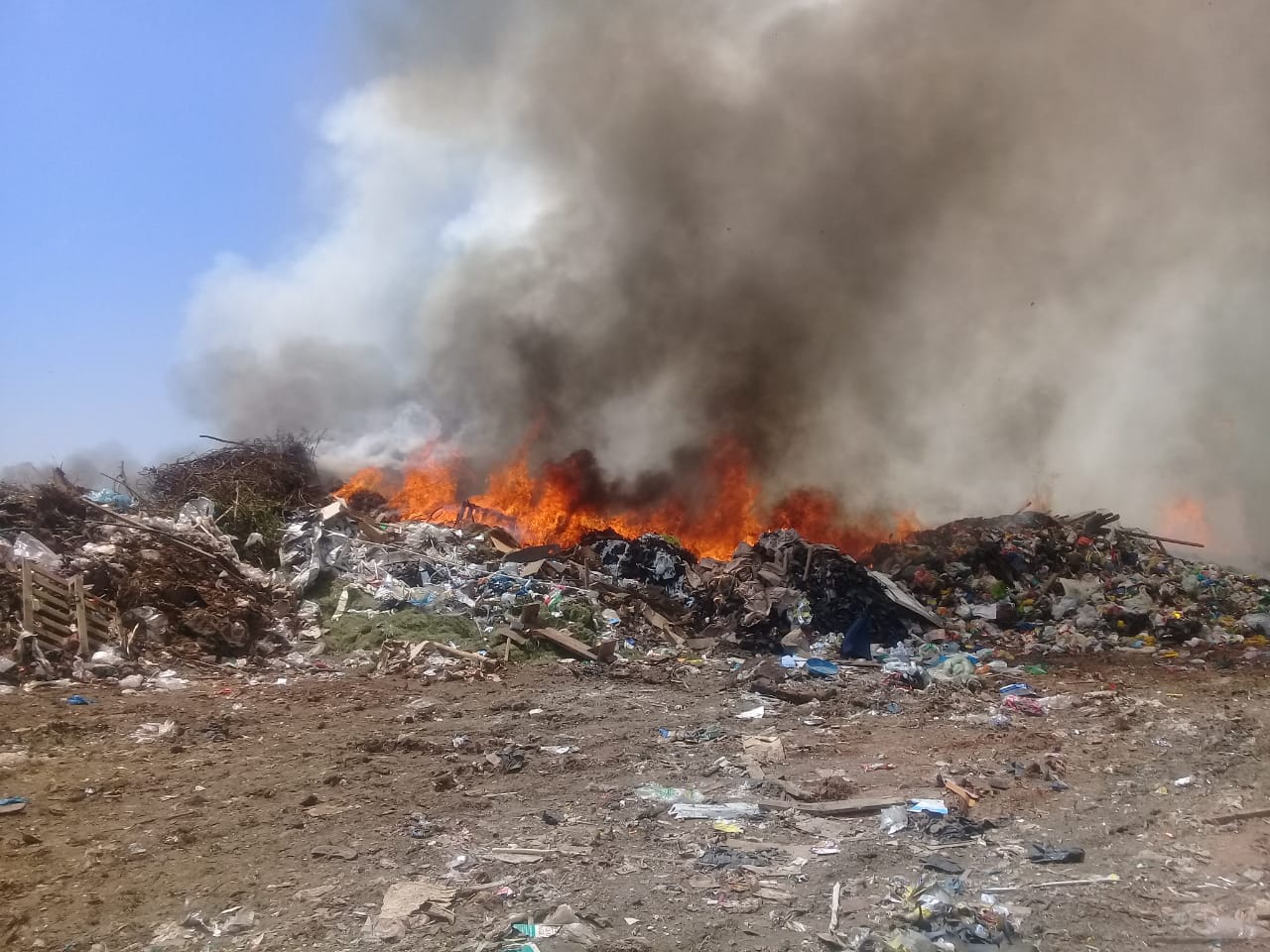 Fire-fighters battle dump fire – reinforcements arrive | Eyethu News