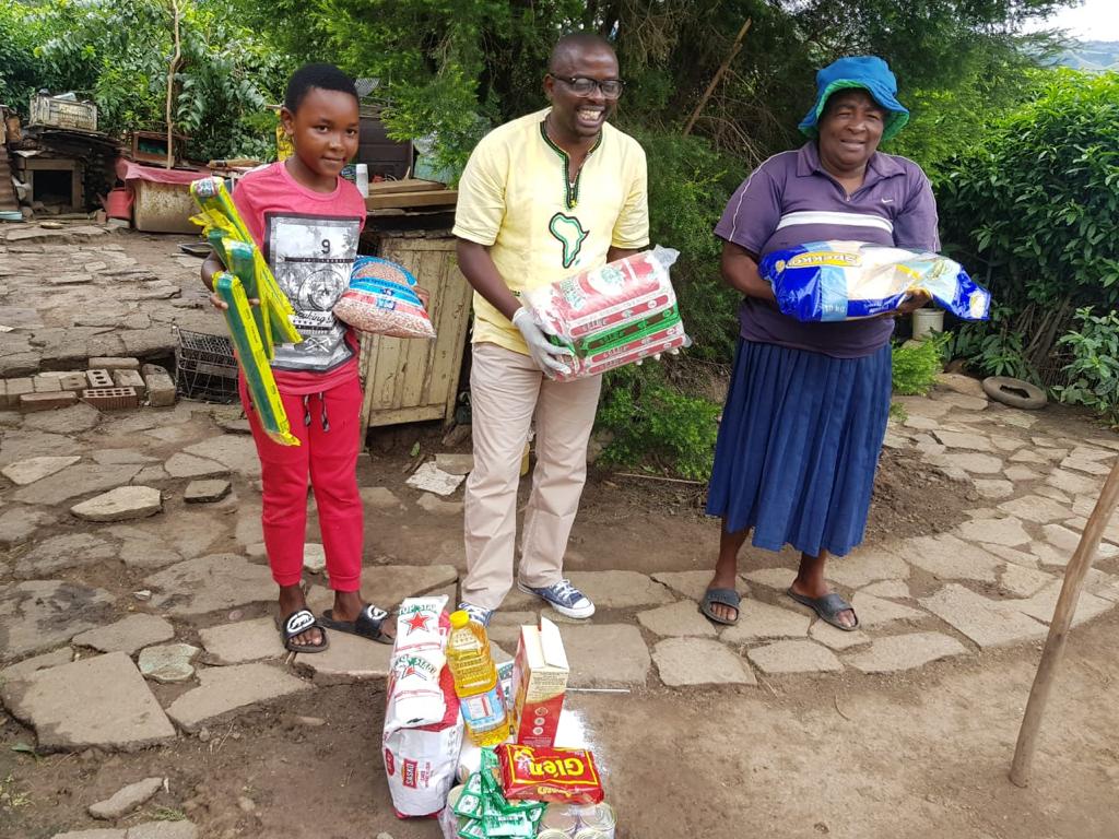 Street vendors receive food parcels | Eyethu News