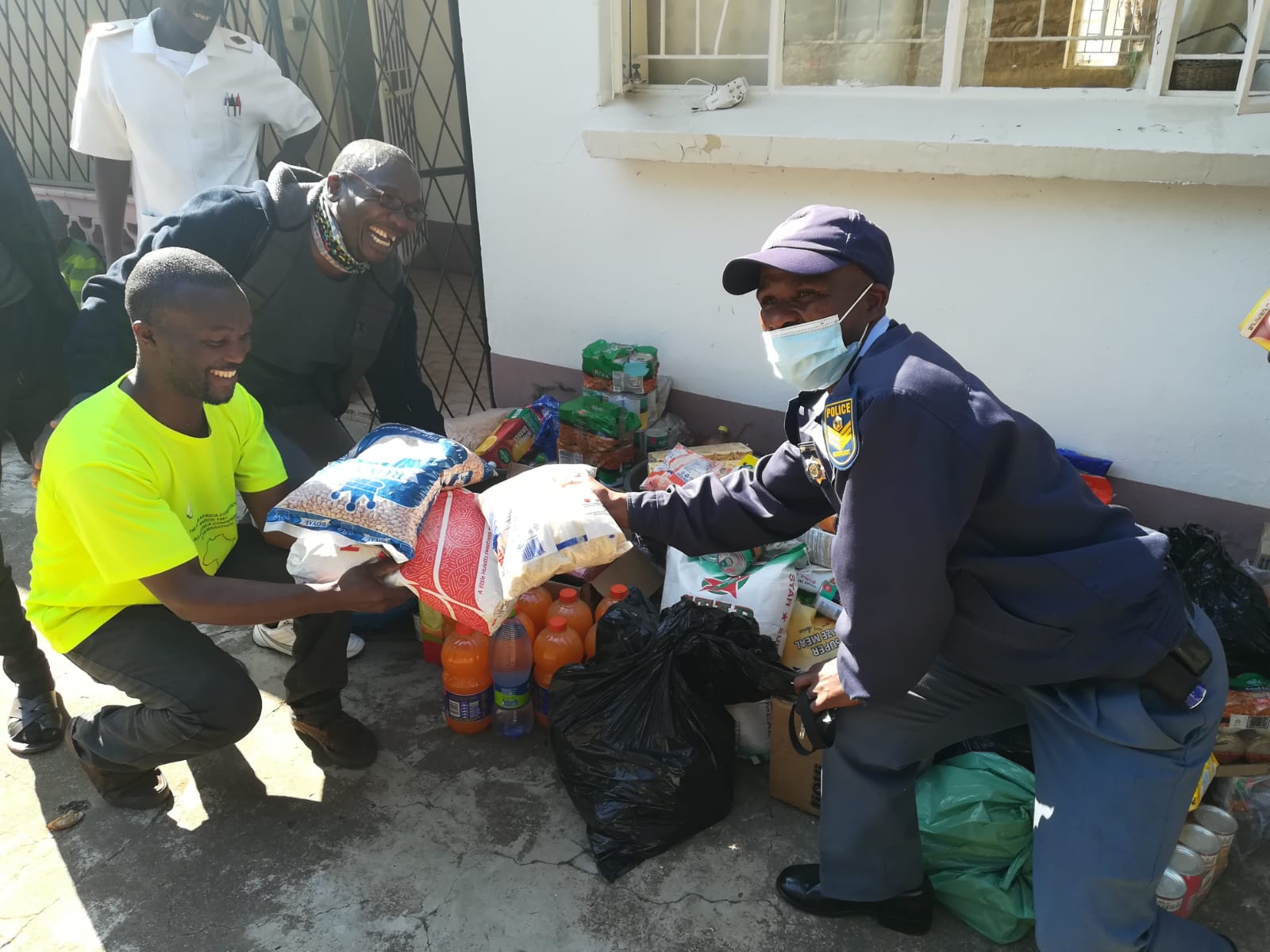Plessialaer SAPS lends a helping hand | Eyethu News