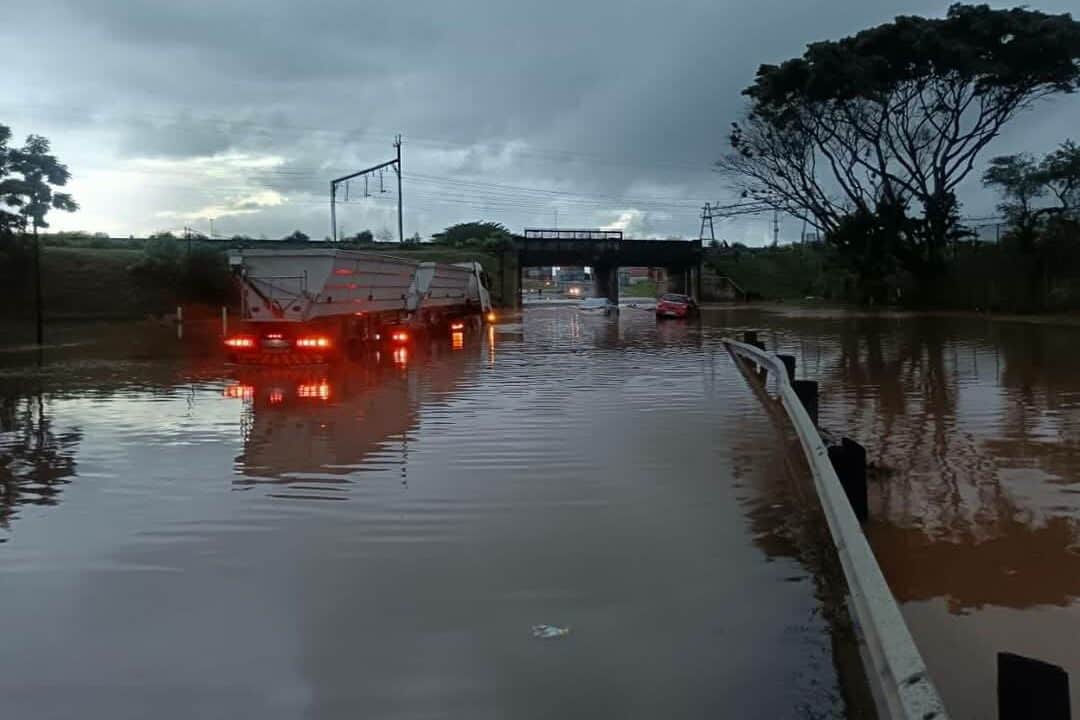 Sezitholiwe izidumbu zabantu abathathwe izikhukhula eLamontville ...